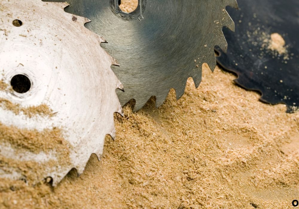 How to Tighten a Circular Saw Blade Properly